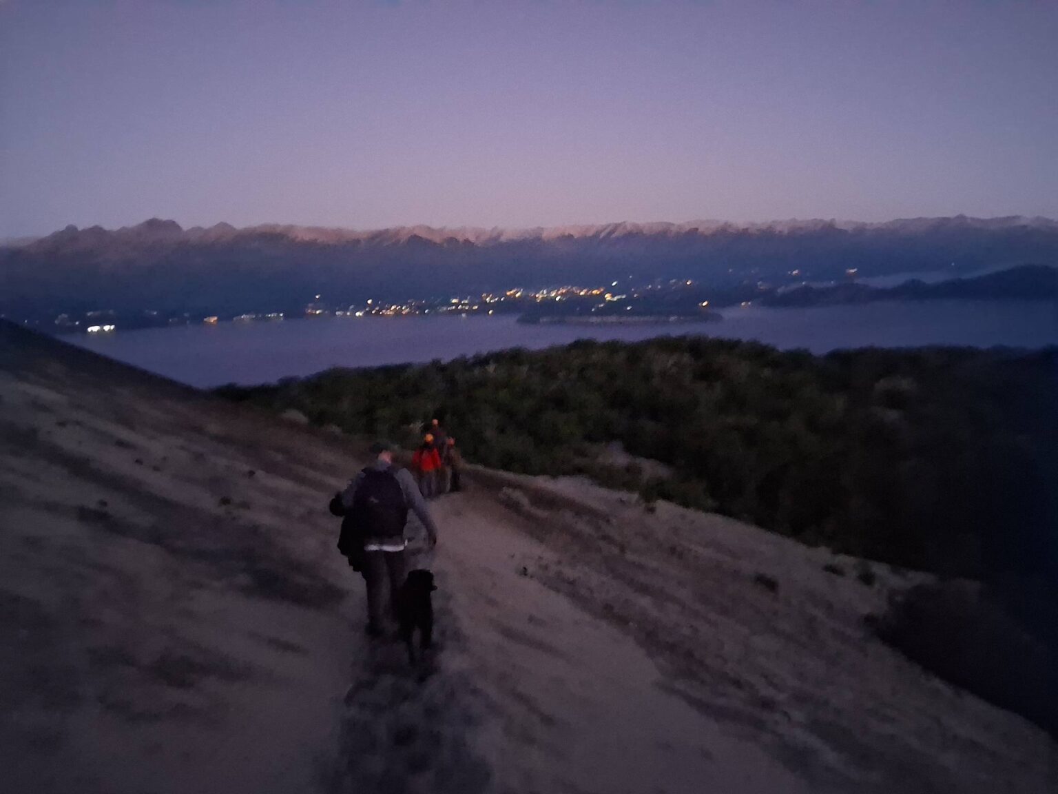 Operativo nocturno en el Cerro Dormilón: Rescatan a turista de 62 años ...